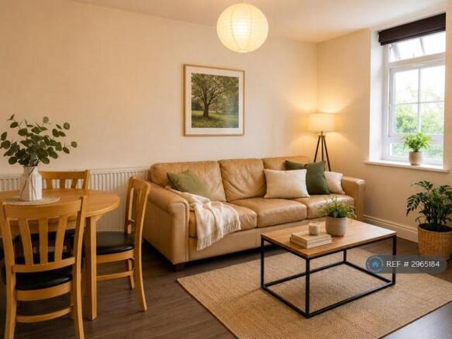 4 bedroom flat for rent in Roberta Street, London, E2