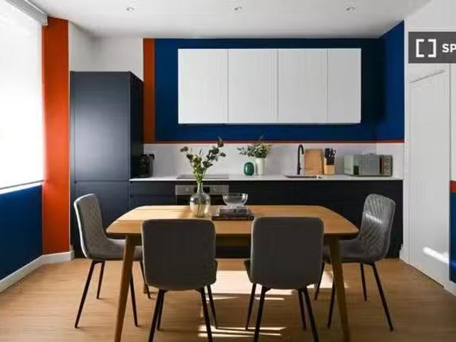 4 bedroom flat for rent in Saint Peter's, London
