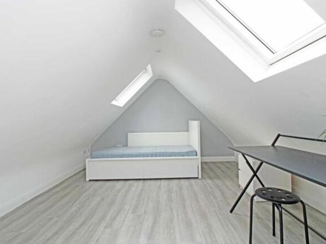 4 bedroom flat for rent in Saxon Drive, Acton, W3