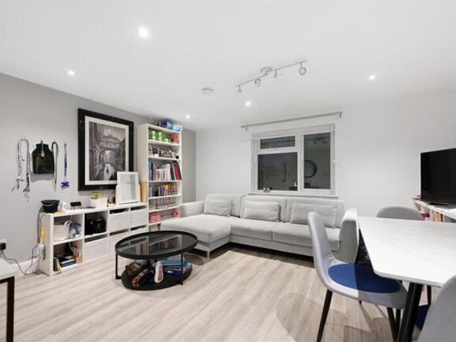 4 bedroom flat for rent in Saxon Drive, London, W3