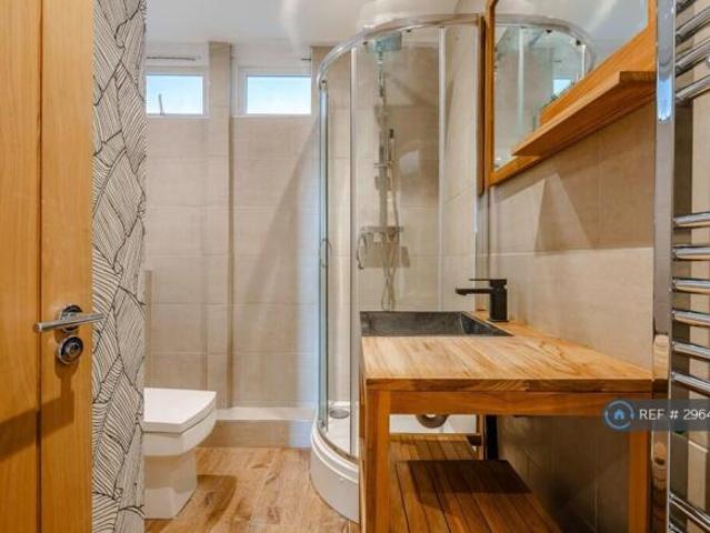 4 bedroom flat for rent in Sherston Court, London, SE1