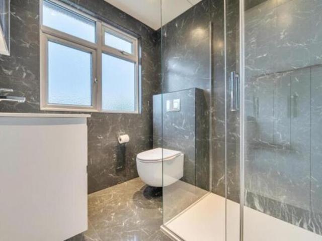 4 bedroom flat for rent in Singleton Scarp, Woodside Park, London, N12