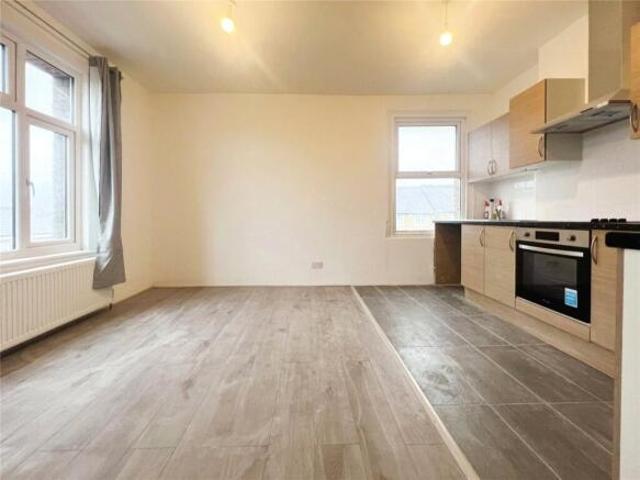 4 bedroom flat for rent in St. Albans Road, Watford, Hertfordshire, WD24