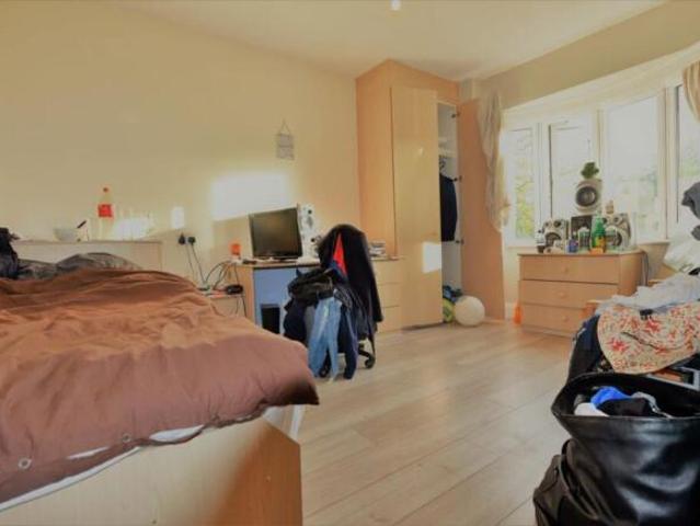 4 bedroom flat for rent in St Chads Drive, LS6