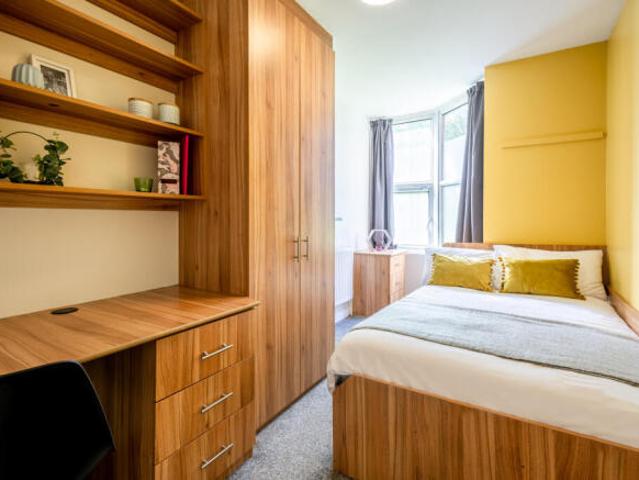 4 bedroom flat for rent in ST MICHAELS LANE, Leeds, LS6