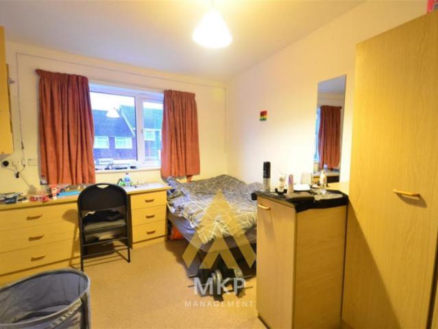 4 bedroom flat for rent in St. Stephens Road Selly Oak B29 7SA, B29