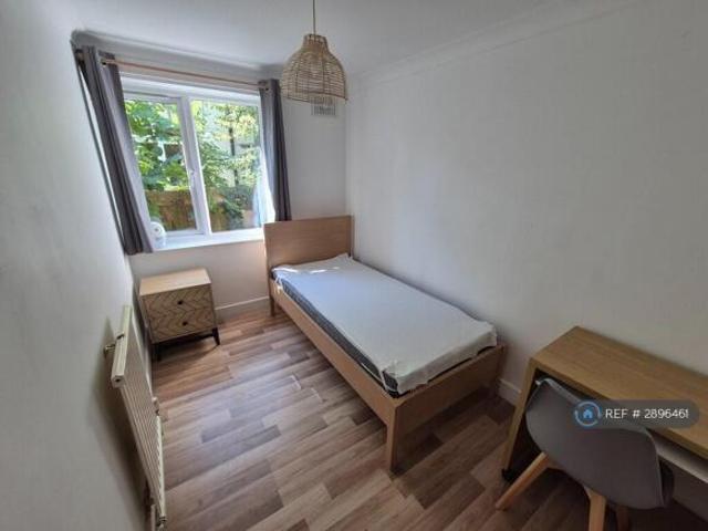 4 bedroom flat for rent in Stretten Avenue, Cambridge, CB4