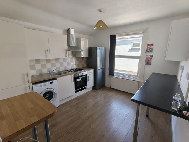 4 Bedroom flat HMO+ 2 Bedroom flat. 4 bed terraced house to rent £3,500 pcm £808 pw