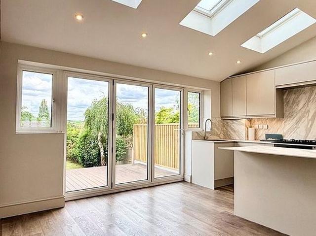 4 bedroom flat in Buckhurst Hill