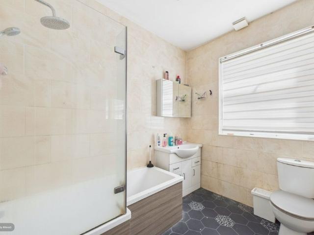 4 bedroom Flat in Farnborough Road, Farnborough