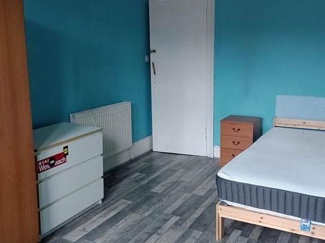 4 bedroom flat in Glasgow