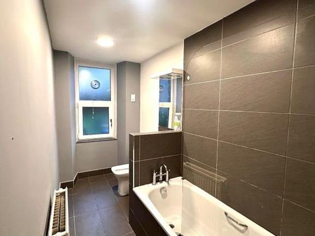 4 bedroom flat in Glasgow