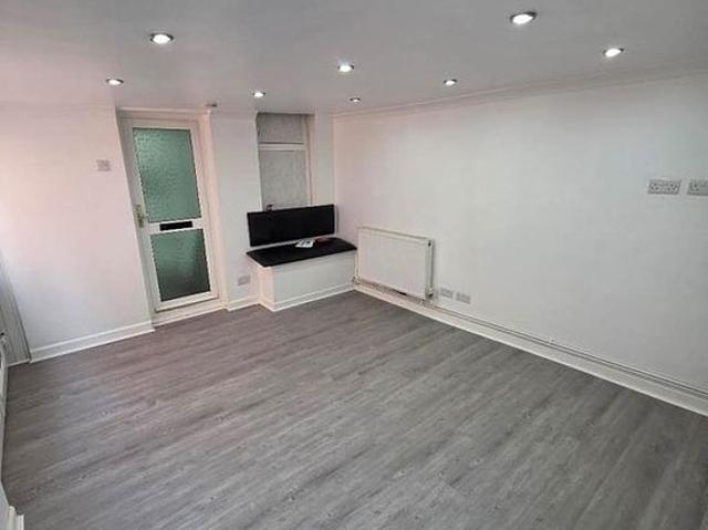 4 bedroom flat in Ilford