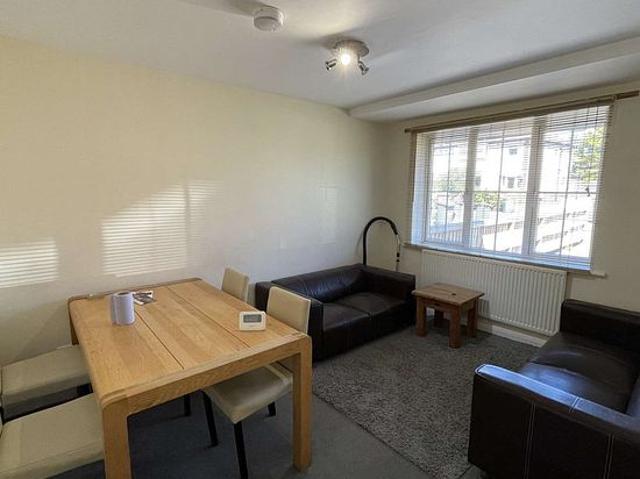 4 bedroom flat in Leeds