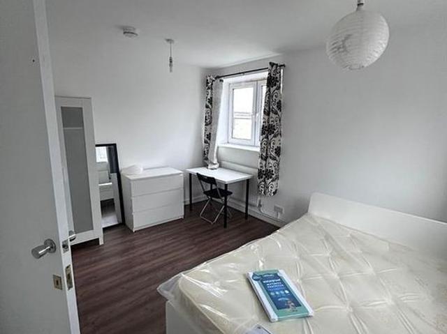4 bedroom flat in London
