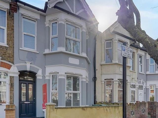 4 bedroom flat in London