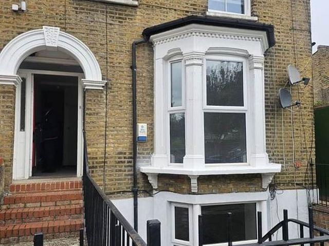 4 bedroom flat in London