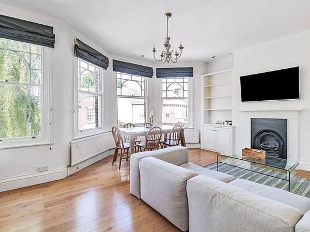 4 bedroom flat in London