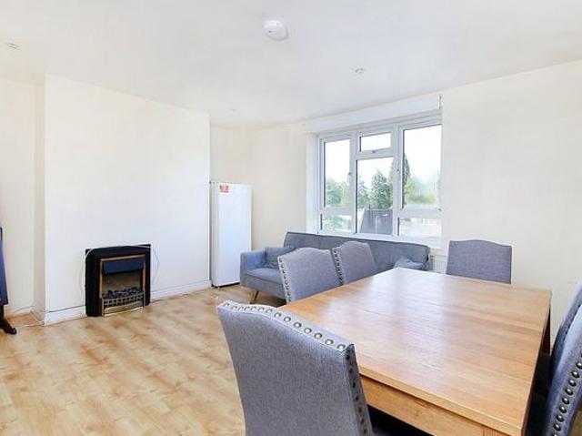 4 bedroom flat in London