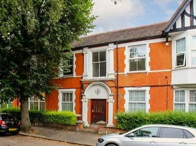 4 bedroom flat in London