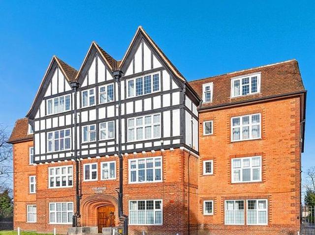 4 bedroom flat in London