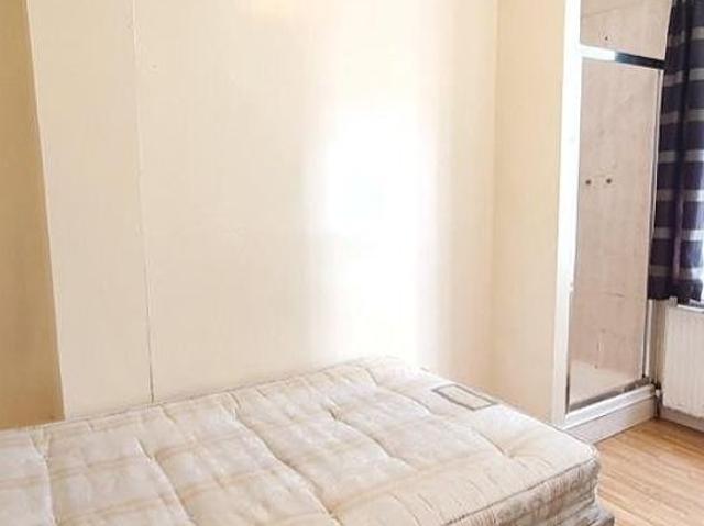 4 bedroom flat in London