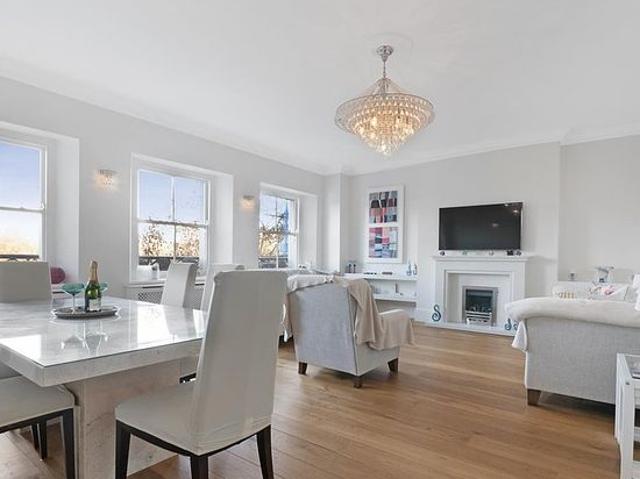 4 bedroom flat in London