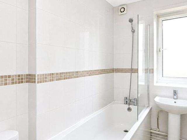 4 bedroom flat in London