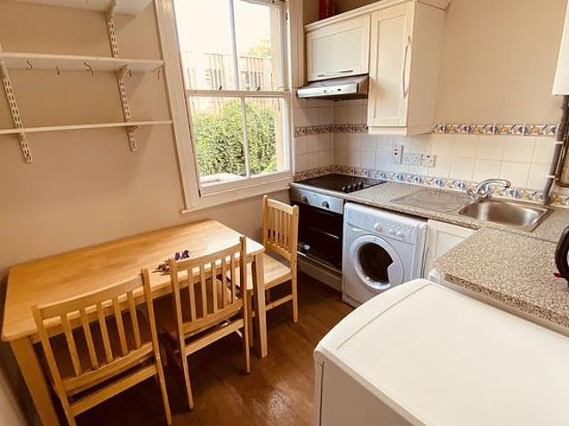 4 bedroom flat in London