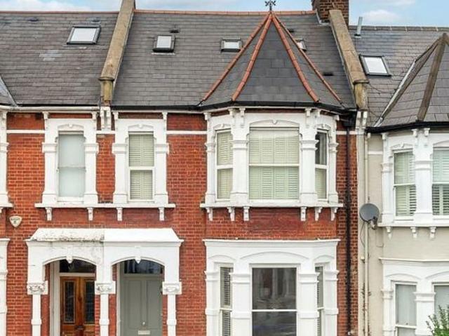 4 bedroom flat in London