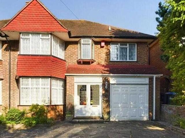 4 bedroom flat in London