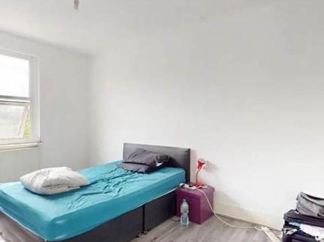 4 bedroom flat in London
