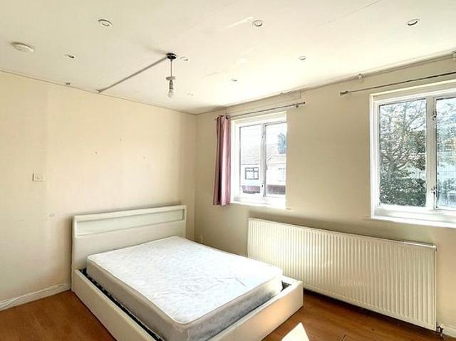 4 bedroom flat in London