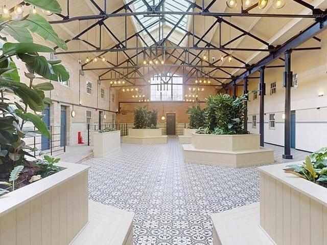 4 bedroom flat in Sheffield