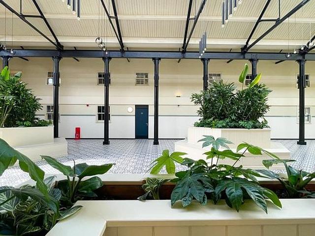 4 bedroom flat in Sheffield