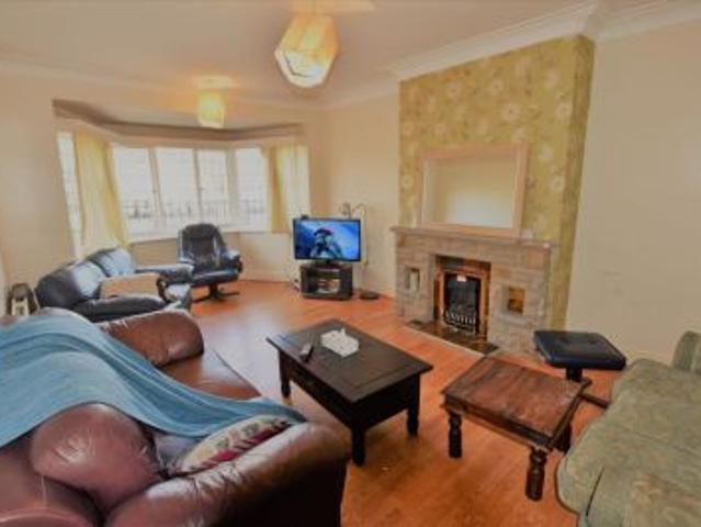 4 bedroom Flat in St Chads Drive, Leeds