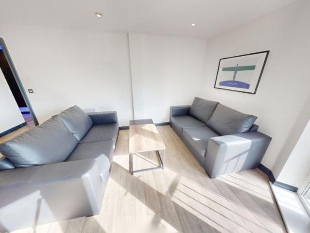 4 bedroom flat share to rent