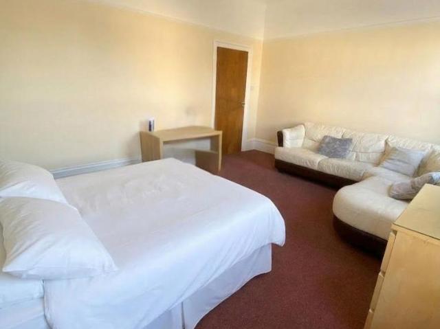 4 bedroom flat share to rent