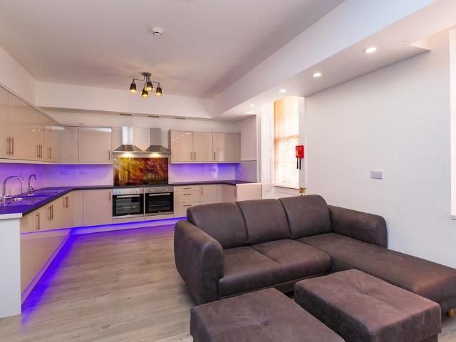 4 bedroom flat share to rent