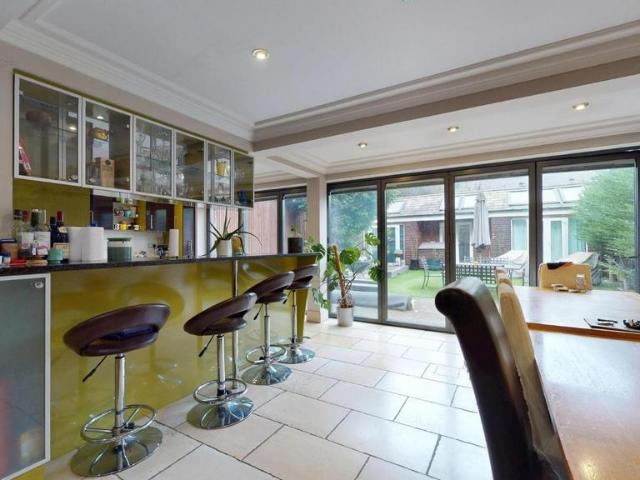 4 bedroom flat share to rent
