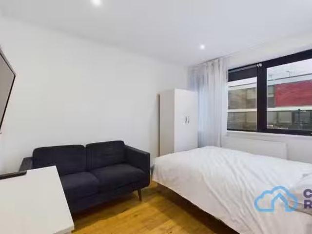 4 bedroom flat share for rent in Eastmead, Farnborough, Hampsh.