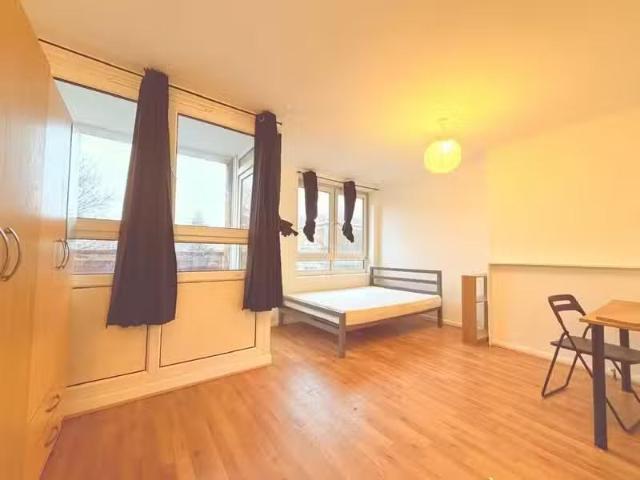 4 bedroom flat share for rent in Fern Street, London, E3