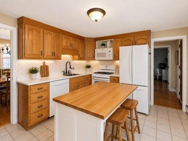 4 bedroom, Framingham MA 01701 105141316