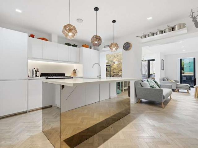 4 Bedroom Terraced House