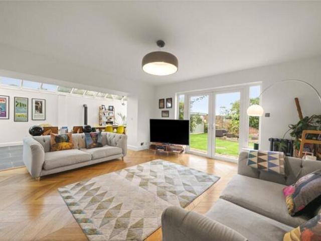 4 Bedroom House Cobham Surrey 100733876