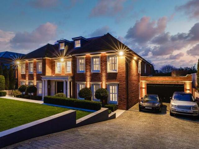 4 Bedroom House Cobham Surrey LS99437407