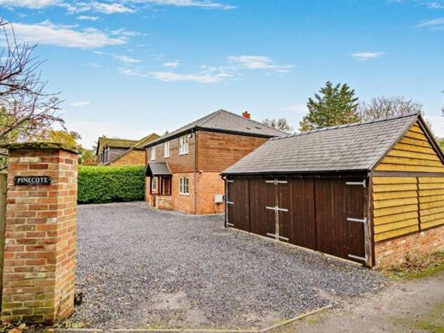4 Bedroom House Cold Ash Berkshire 99029128