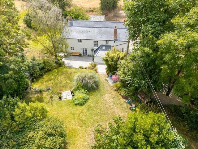 4 Bedroom House Cornwell Cornwall 100132443