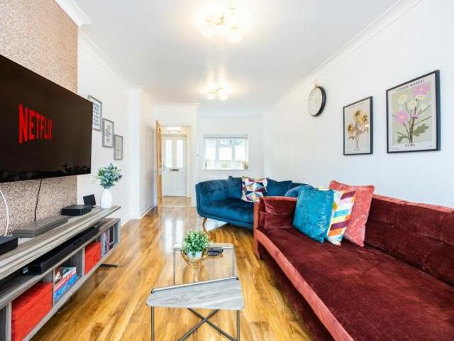 4 Bedroom House Caterham Caterham LS78790373