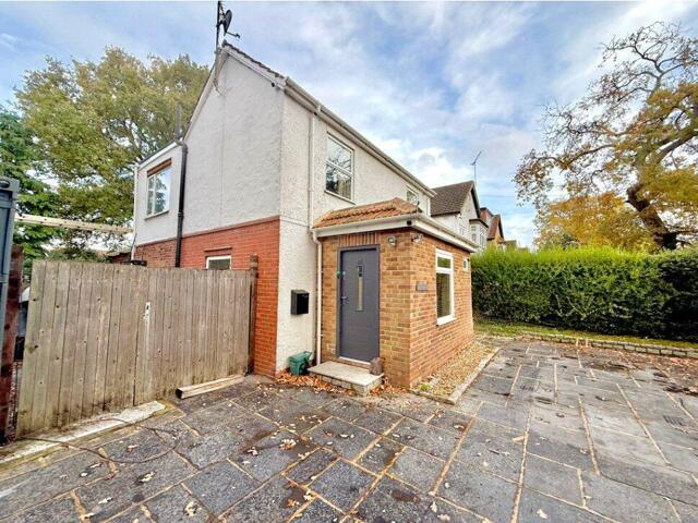 4 Bedroom House Camberley Surrey 101892420